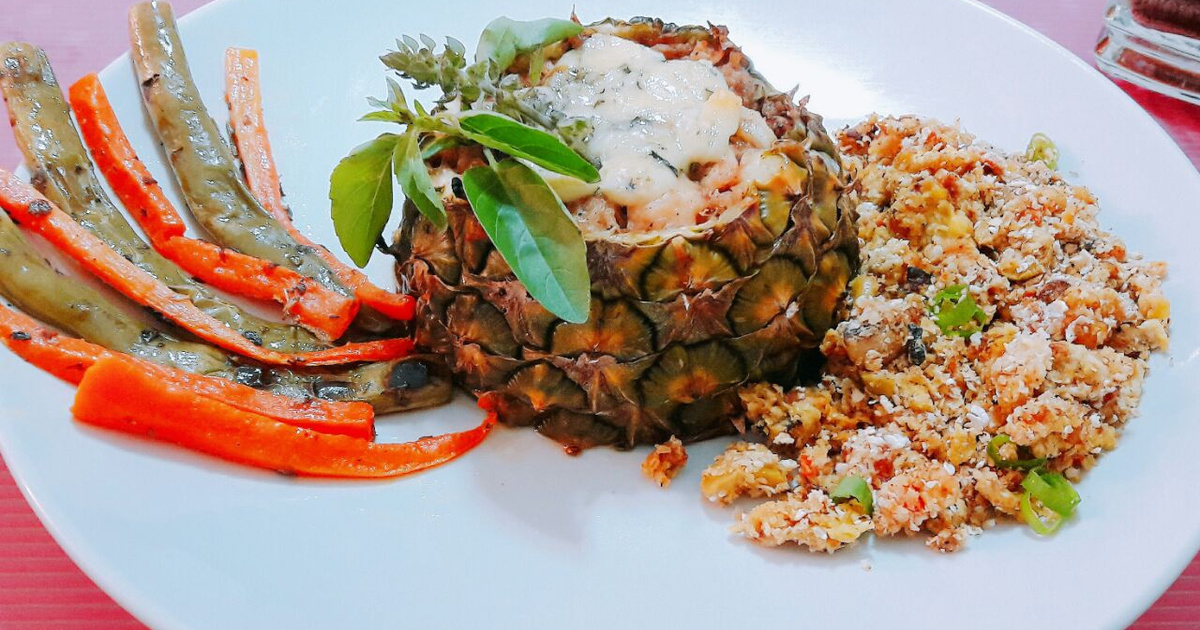 Receita de Frango tropical com legumes salteados e farofa de aveia ...