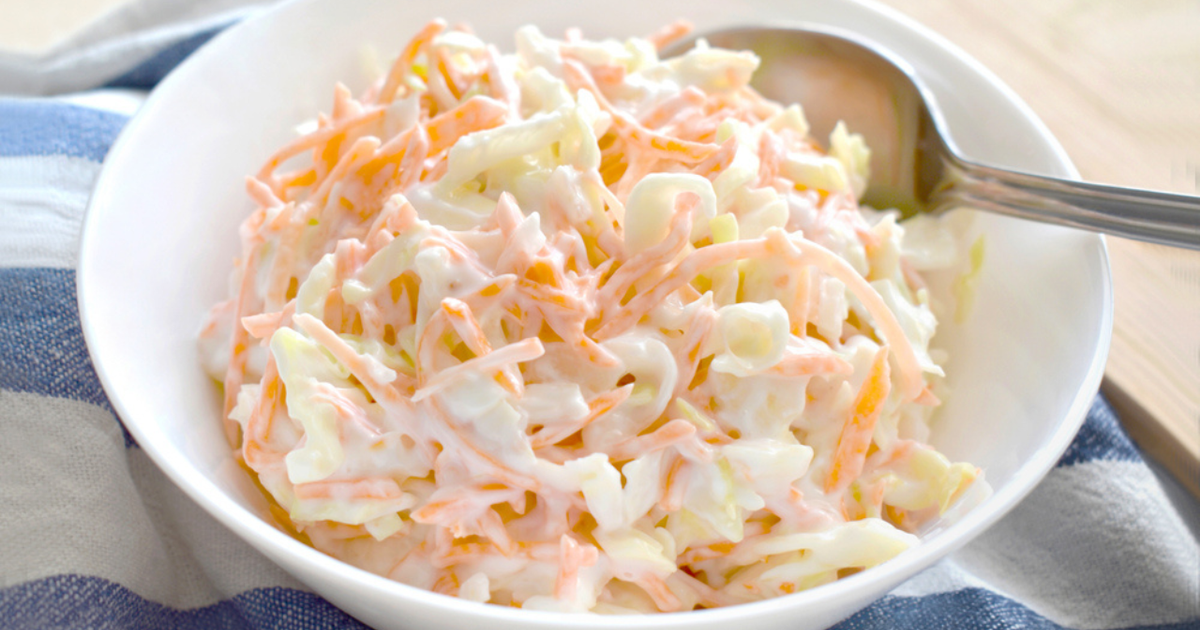 Salada de repolho cremosa é a receita perfeita para um almoço em ...