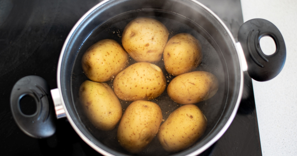Pare de ferver batatas na água: há uma maneira muito melhor e elas ...
