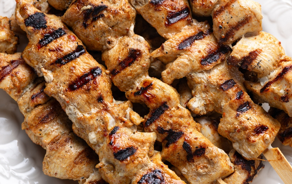 Sempre faço esses espetinhos de frango marinados com limão no churrasco ...
