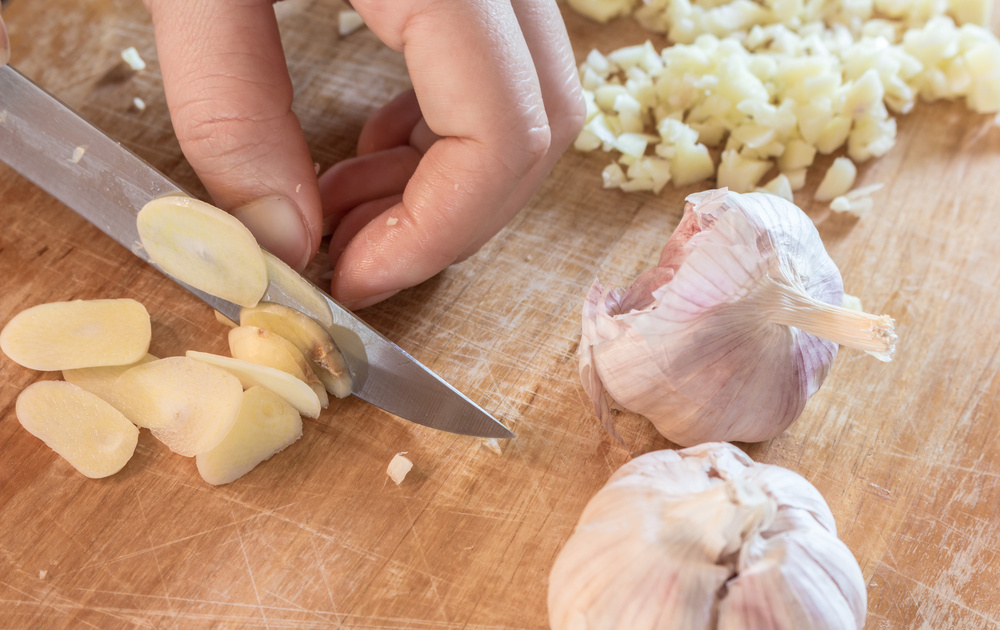 Alho inteiro, amassado, picado ou fatiado: quando usar? Veja como ...