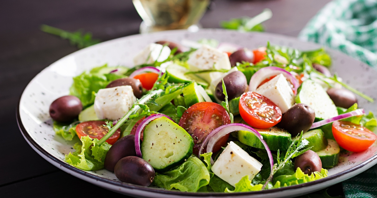 Salada grega: conheça a receita e veja 5 acessórios para fazer e servir ...