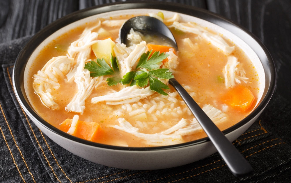 Como fazer canja com frango desfiado na panela de pressão - TudoGostoso