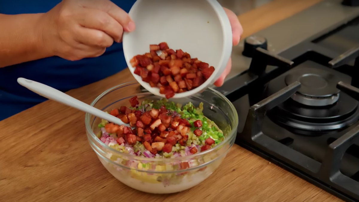 Baconese: receita cremosa de maionese de batata com bacon é de comer ...