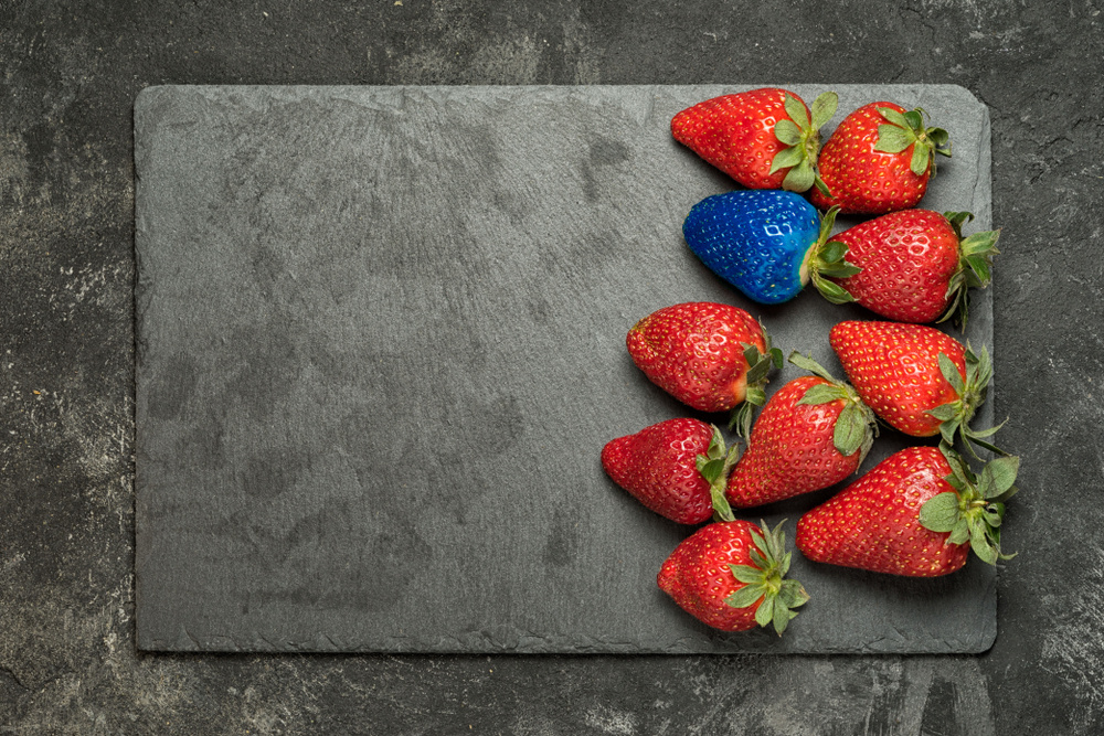 Morango azul existe? Descubra a história por trás dessa fruta