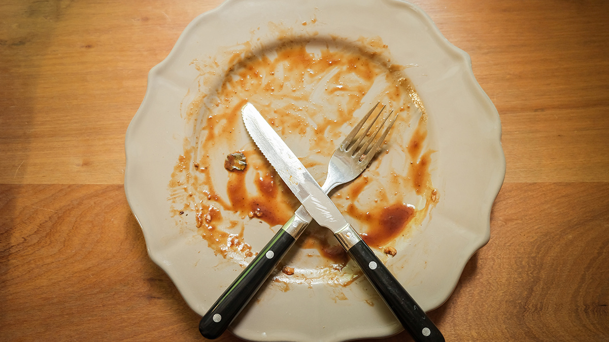 O que significa deixar os talheres em formato de X depois de comer ...