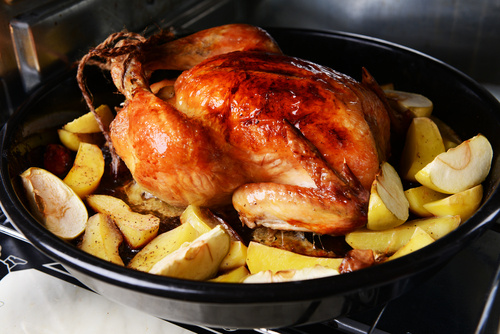 Simples e delicioso: como assar um frango inteiro no forno