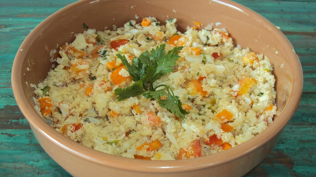 Como cozinhar quinoa do jeito certo para eliminar o sabor amargo e ...