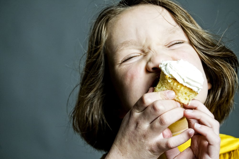 Maneira certa de comer cupcake: confira esse truque