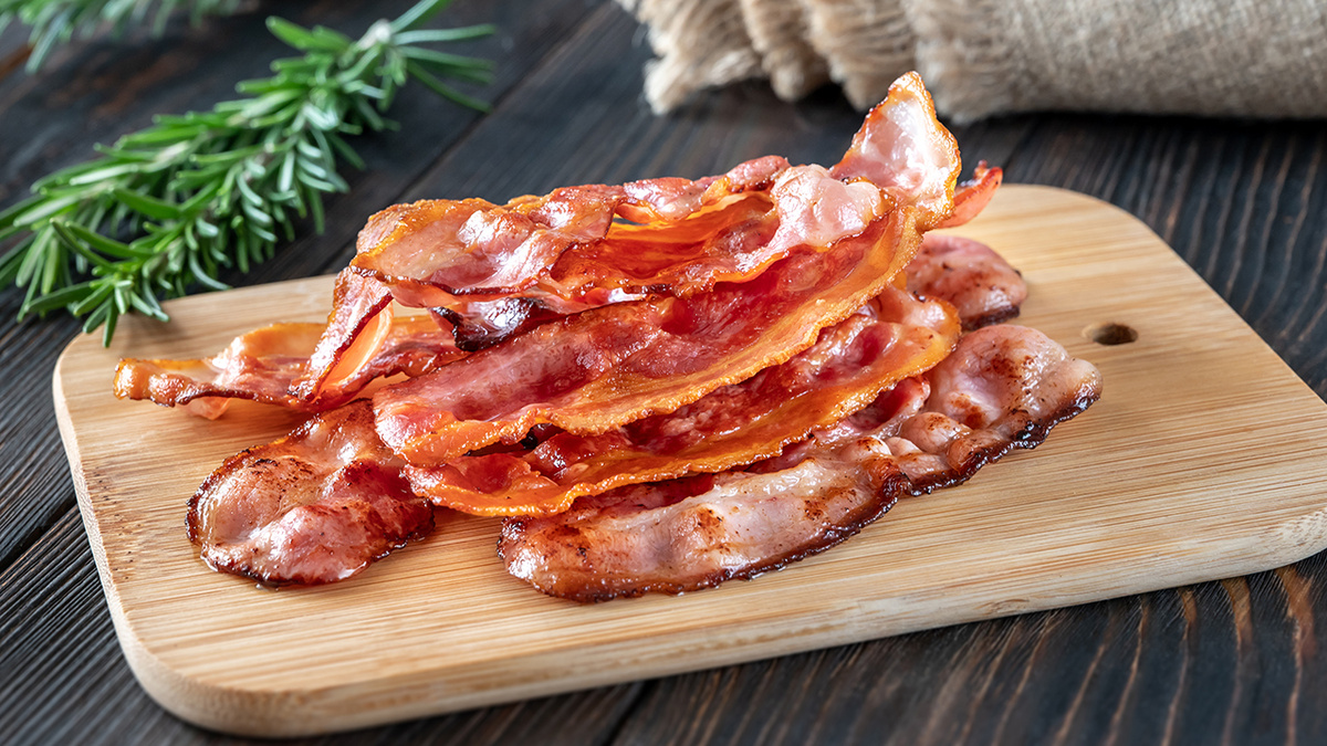 Você foi enganado a vida toda: o melhor jeito de fazer bacon crocante é ...