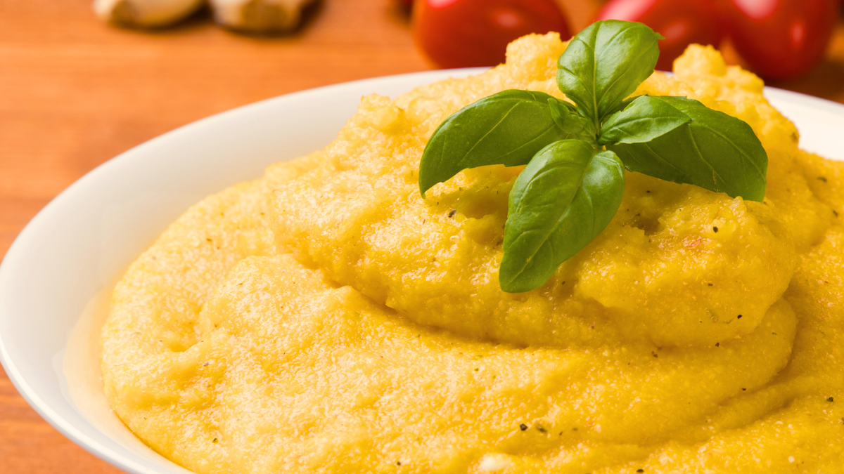 O truque de vó para fazer a polenta mole mais cremosa e saborosa que ...