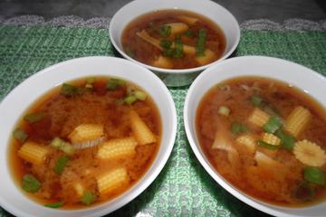Receita de Missoshiro com macarrão instantâneo, kani kama e mini milho ...