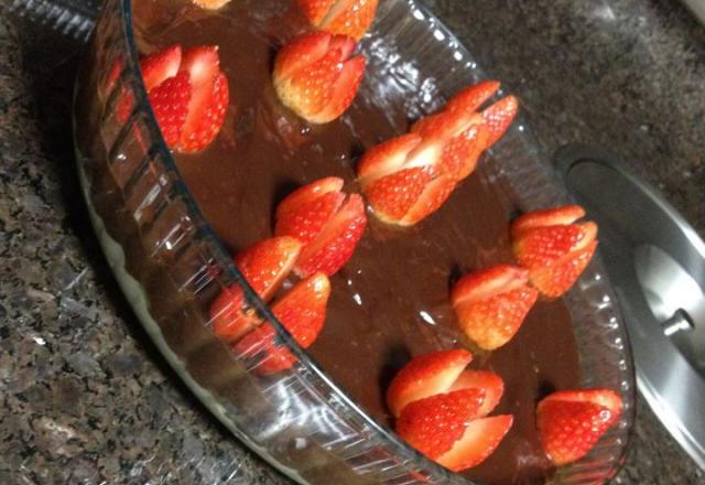 Receita De Torta Trufada De Chocolate Branco E Preto Com Morangos