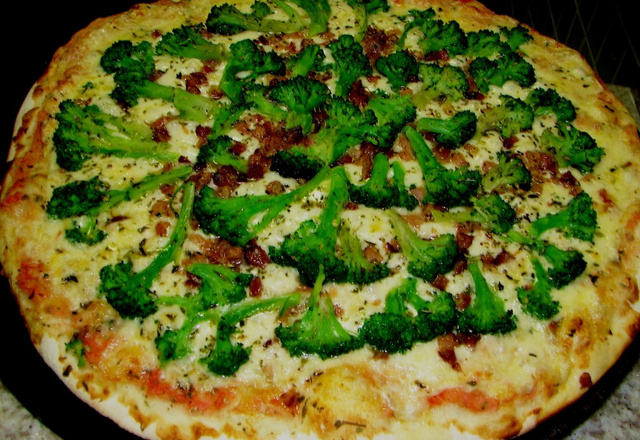 Receita de Pizza de brócolis com bacon, enviada por adriana cristina ...