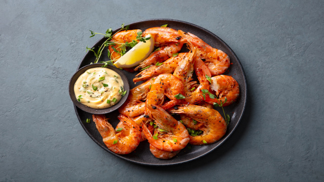 Como preparar camarões grelhados com uma textura firme e suculenta que ...