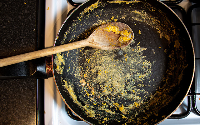 Essa técnica evitará que os alimentos grudem na panela, mesmo que você ...