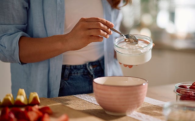 É assim que eu faço 1 litro de iogurte grego gastando menos de R$10 ...