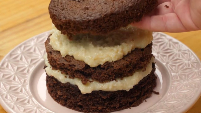 Para os casais apaixonados: bolo de chocolate fofinho com recheio de ...