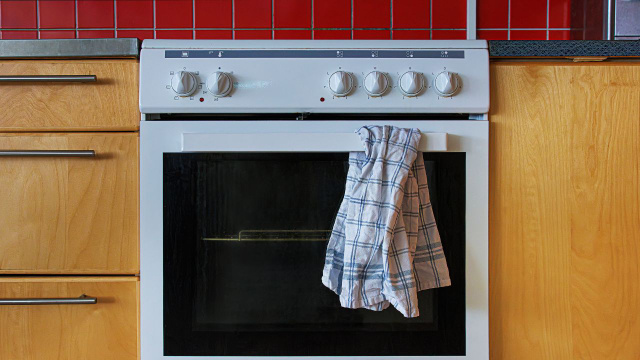 Pano de prato encardido nunca mais! Use essa técnica do micro-ondas que ...